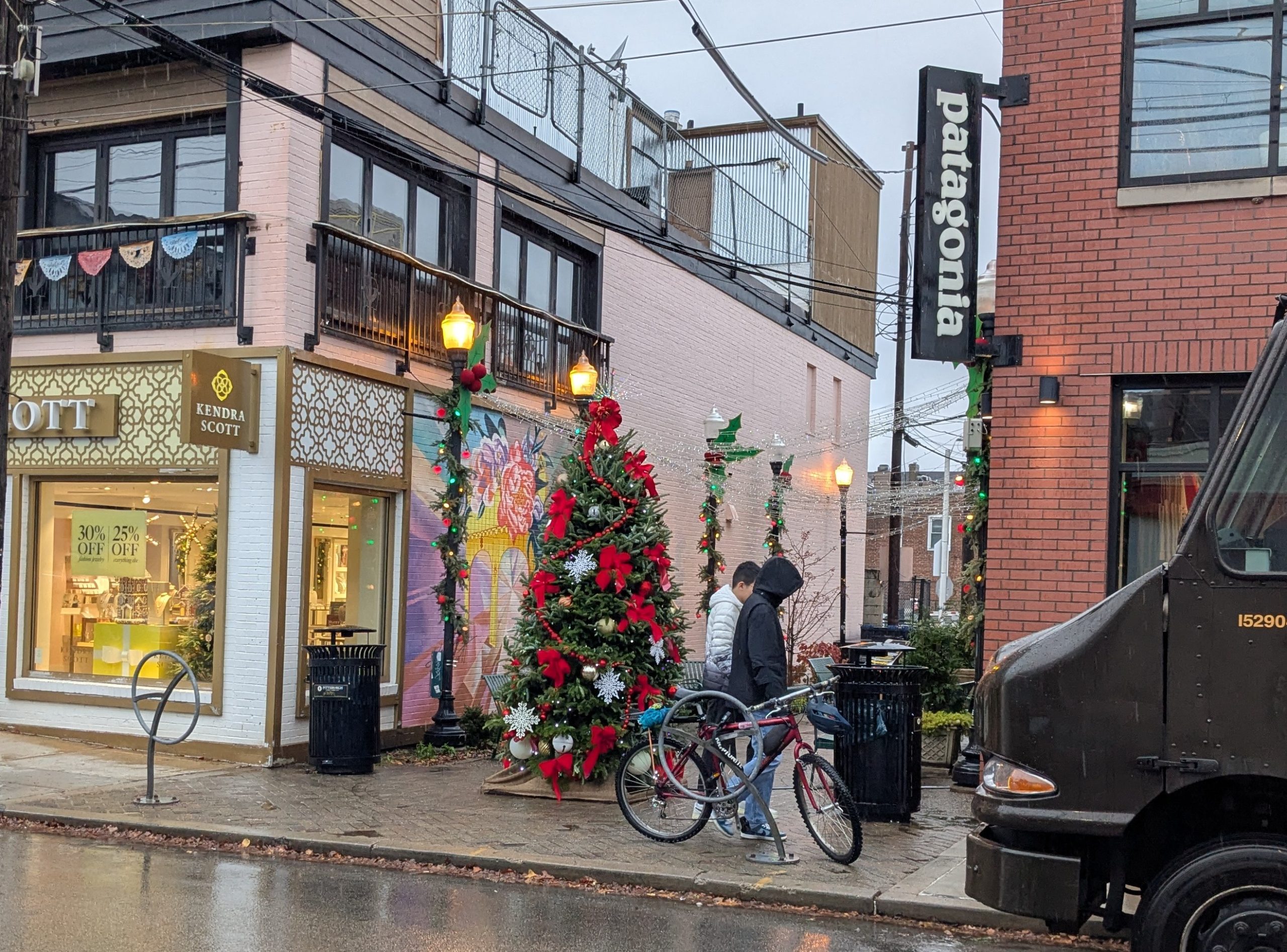 Walnut Street's Christmas #Treegate is vexing a Shadyside Facebook ...